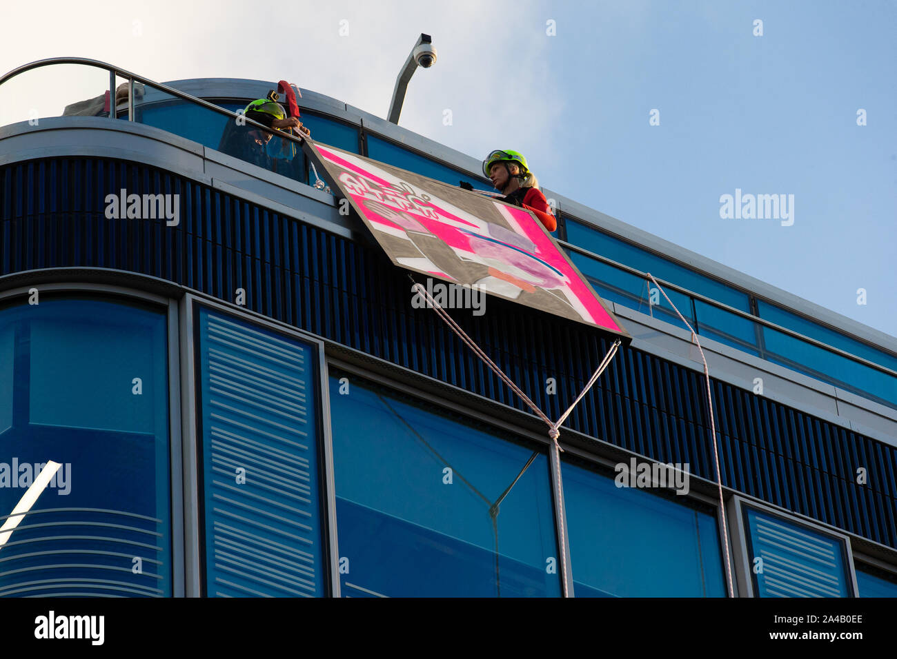 Street artist Alec Monopoly abseils down the Flannels store on Oxford ...