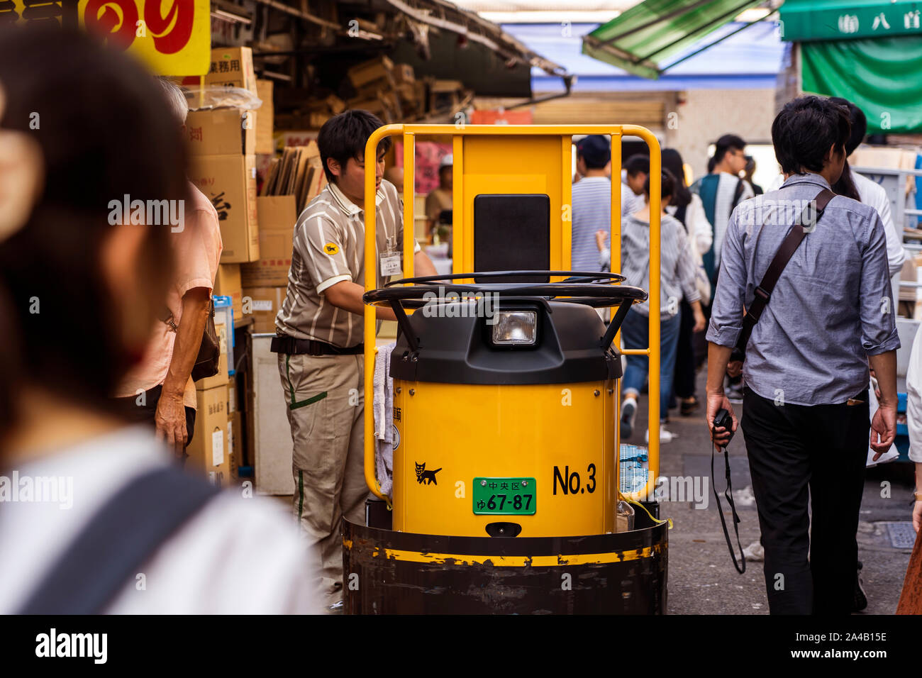 TOKYO, JAPAN - OCTOBER 6, 2018. The Japanese Man Is Doing Loading Work ...