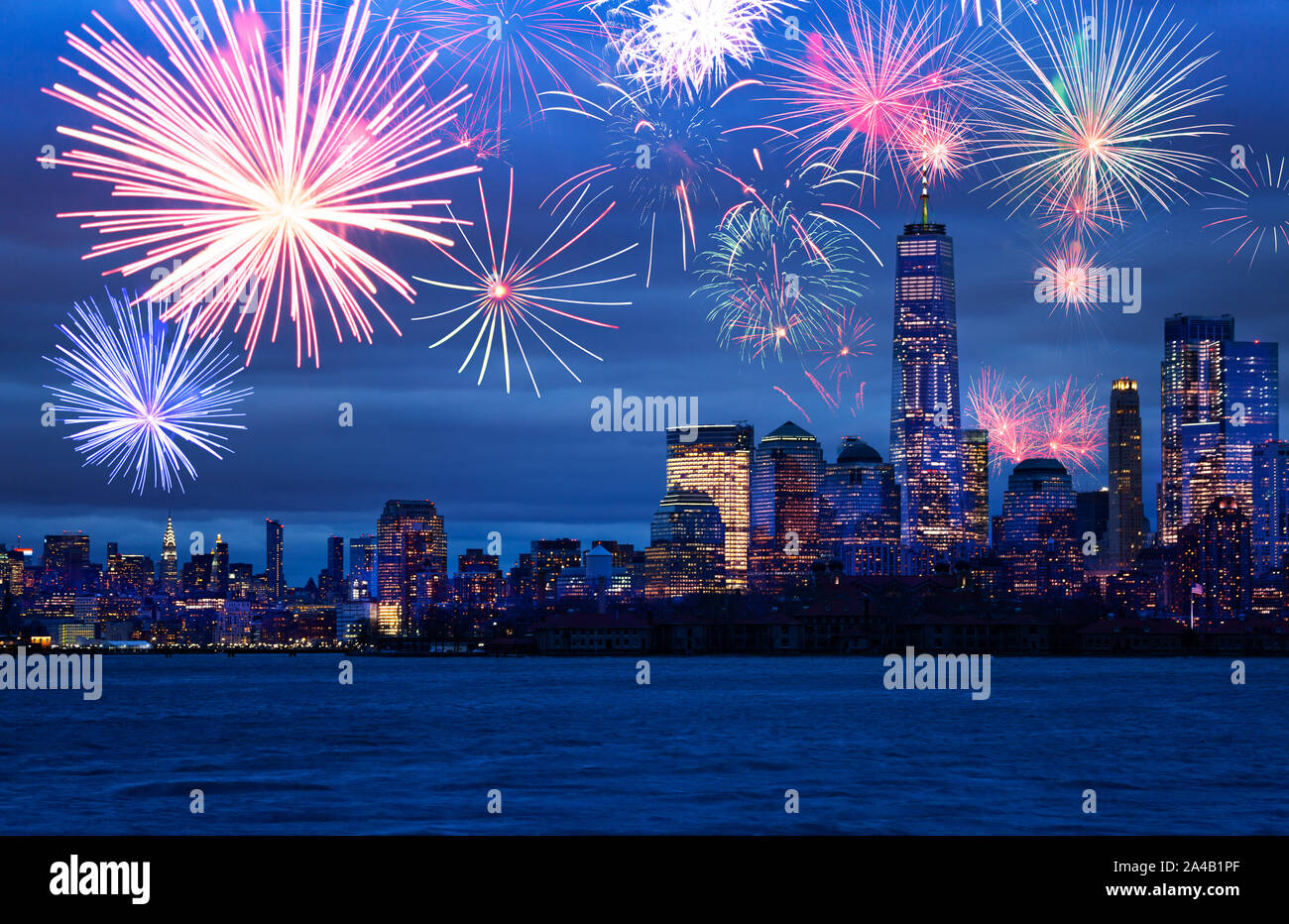 Fireworks over nyc skyline hi-res stock photography and images - Alamy