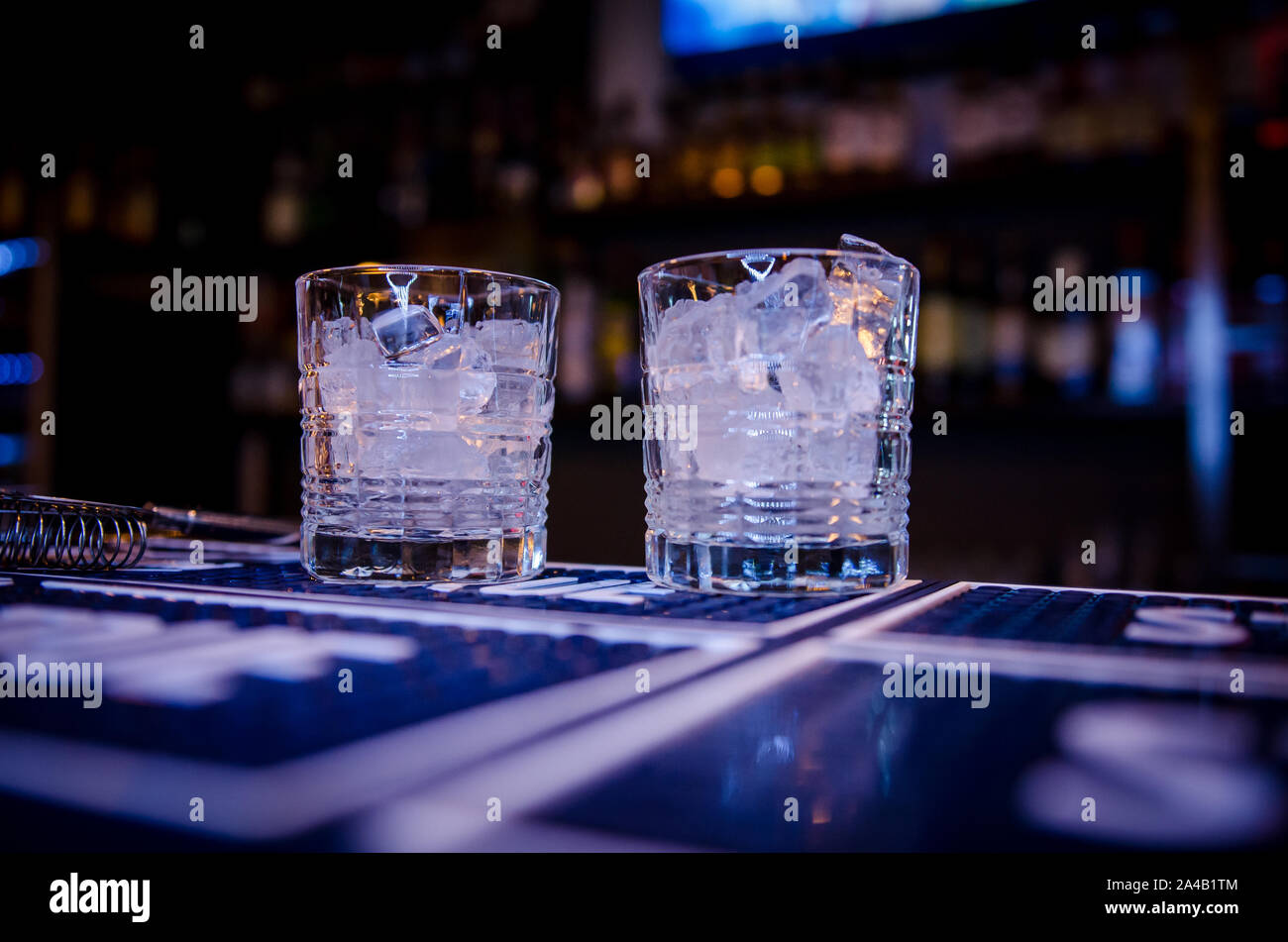 Glasses rum ice cubes hi-res stock photography and images - Alamy