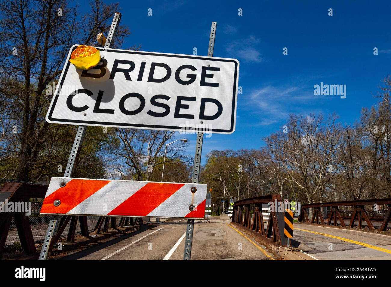 Bridge closed sign hi-res stock photography and images - Alamy