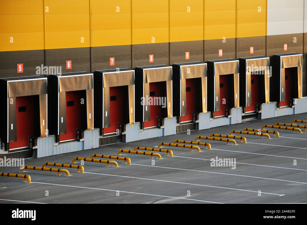 Empty loading dock of a large warehouse Stock Photo - Alamy