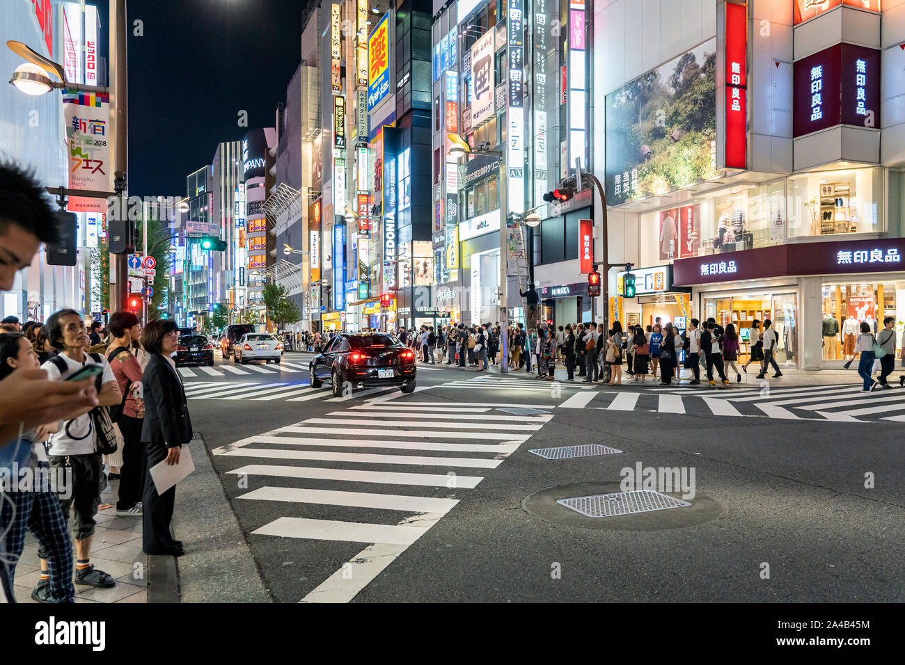 TOKYO, JAPAN - OCTOBER 6, 2018. Crowd are Waiting for the Green Traffic ...