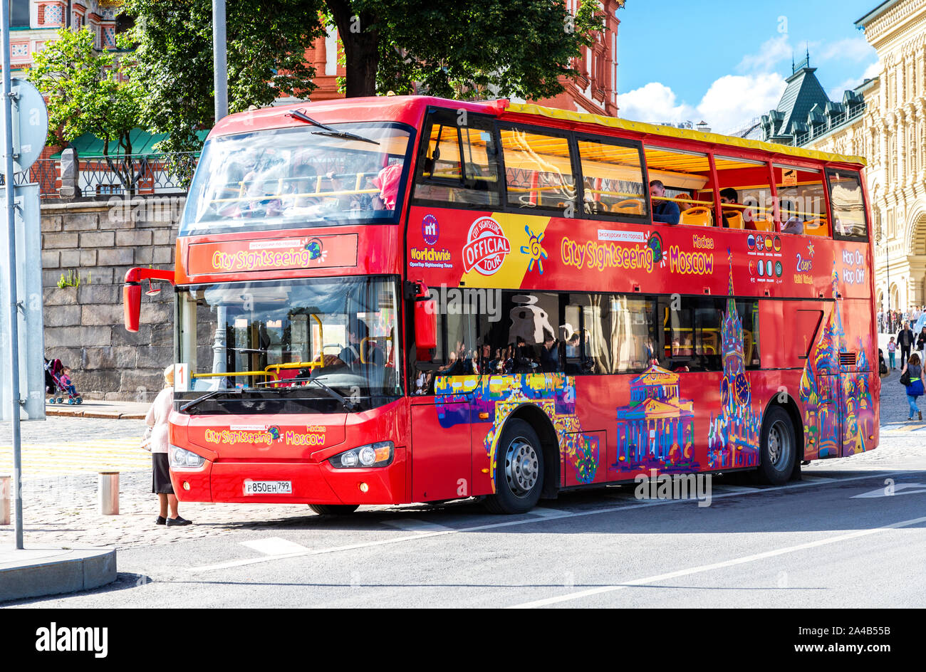 Moscow st basil cathedral car hi-res stock photography and images - Alamy
