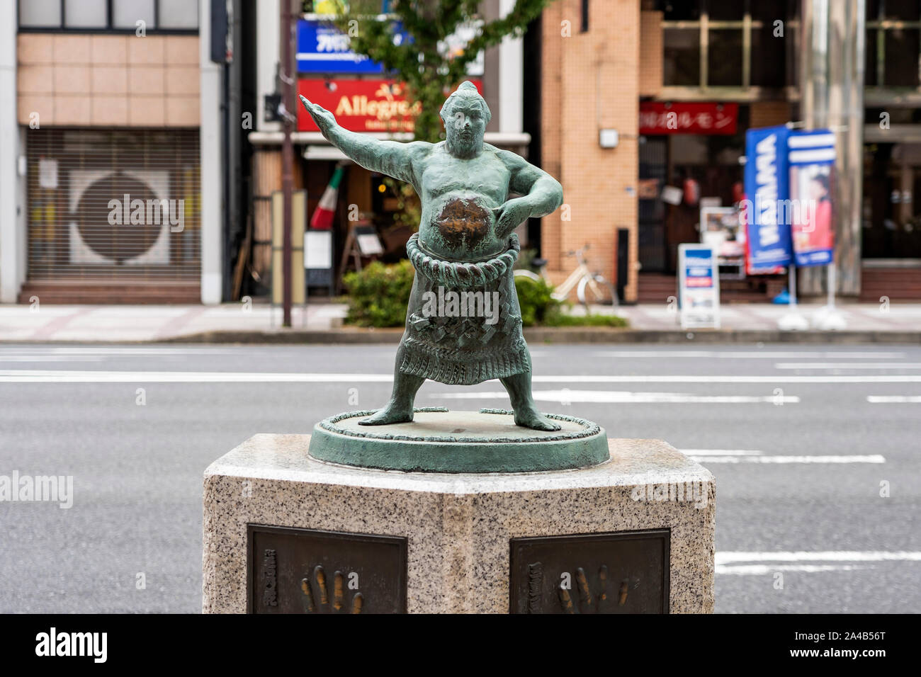 TOKYO, JAPAN - OCTOBER 8, 2018. The Bronze Figure Statue Of Japanese ...