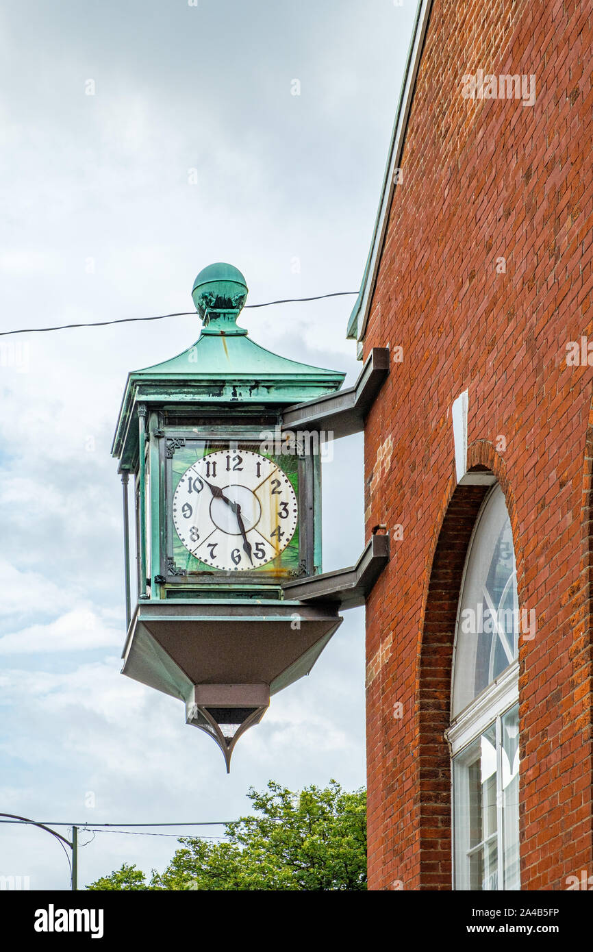 Corner mounted 4-face bracket street clock, Citizens Bank building ...