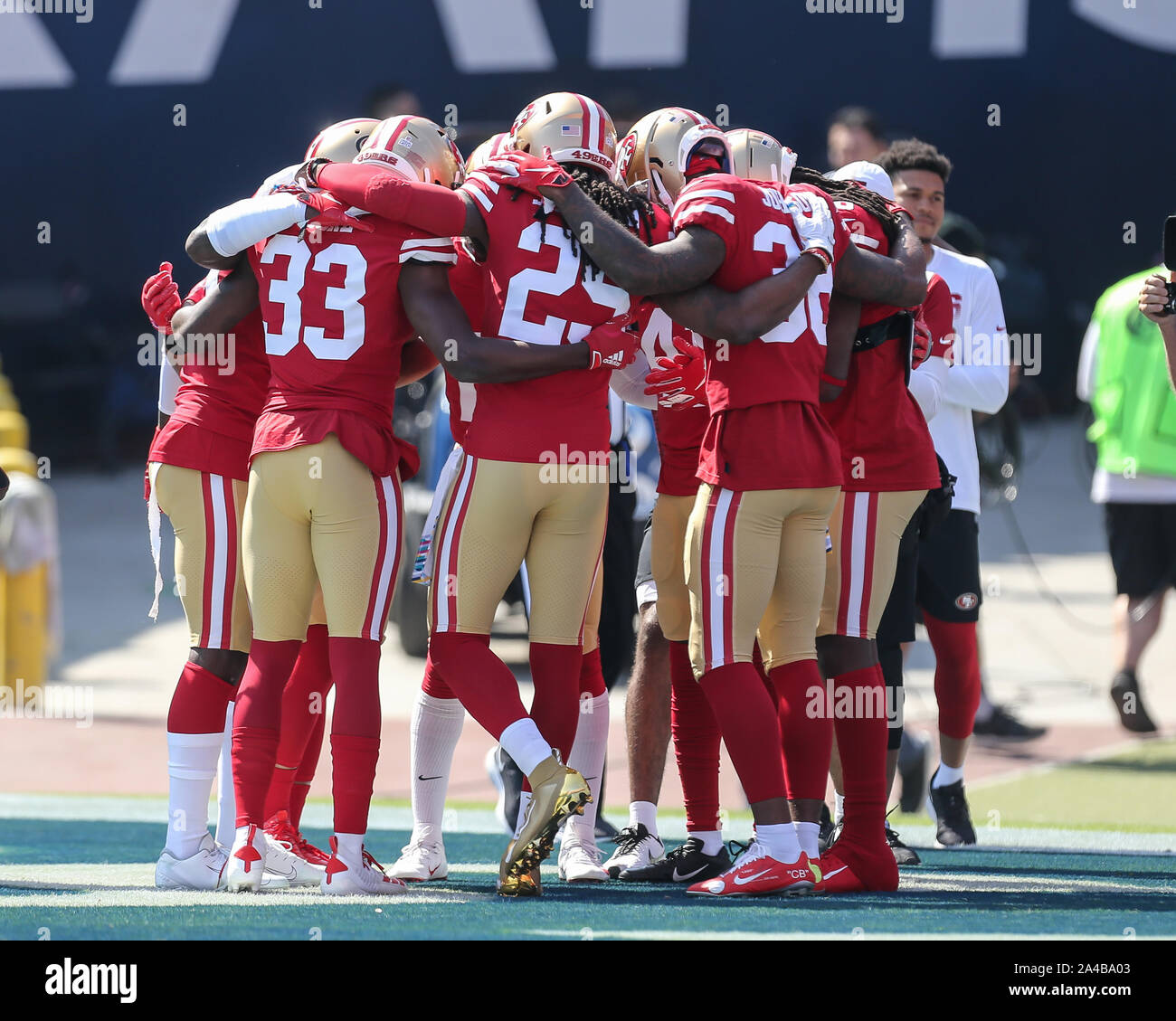 Nfl rams huddle hi-res stock photography and images - Alamy