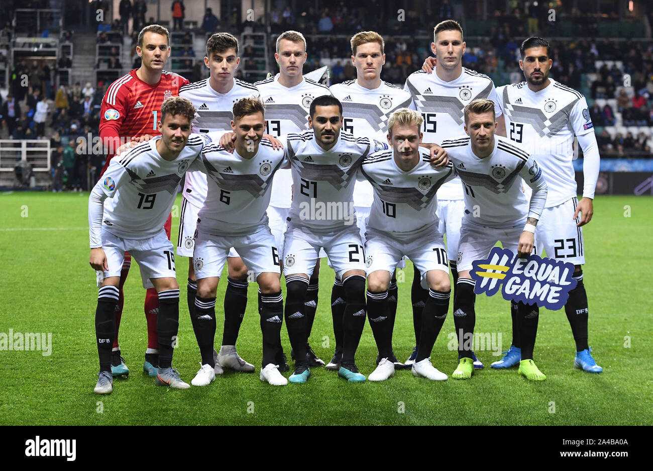 Team photo: back row from left to right: goalkeeper Manuel Neuer ...