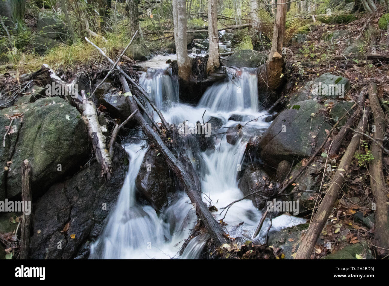 Small waterfall wallpaper hi-res stock photography and images - Alamy