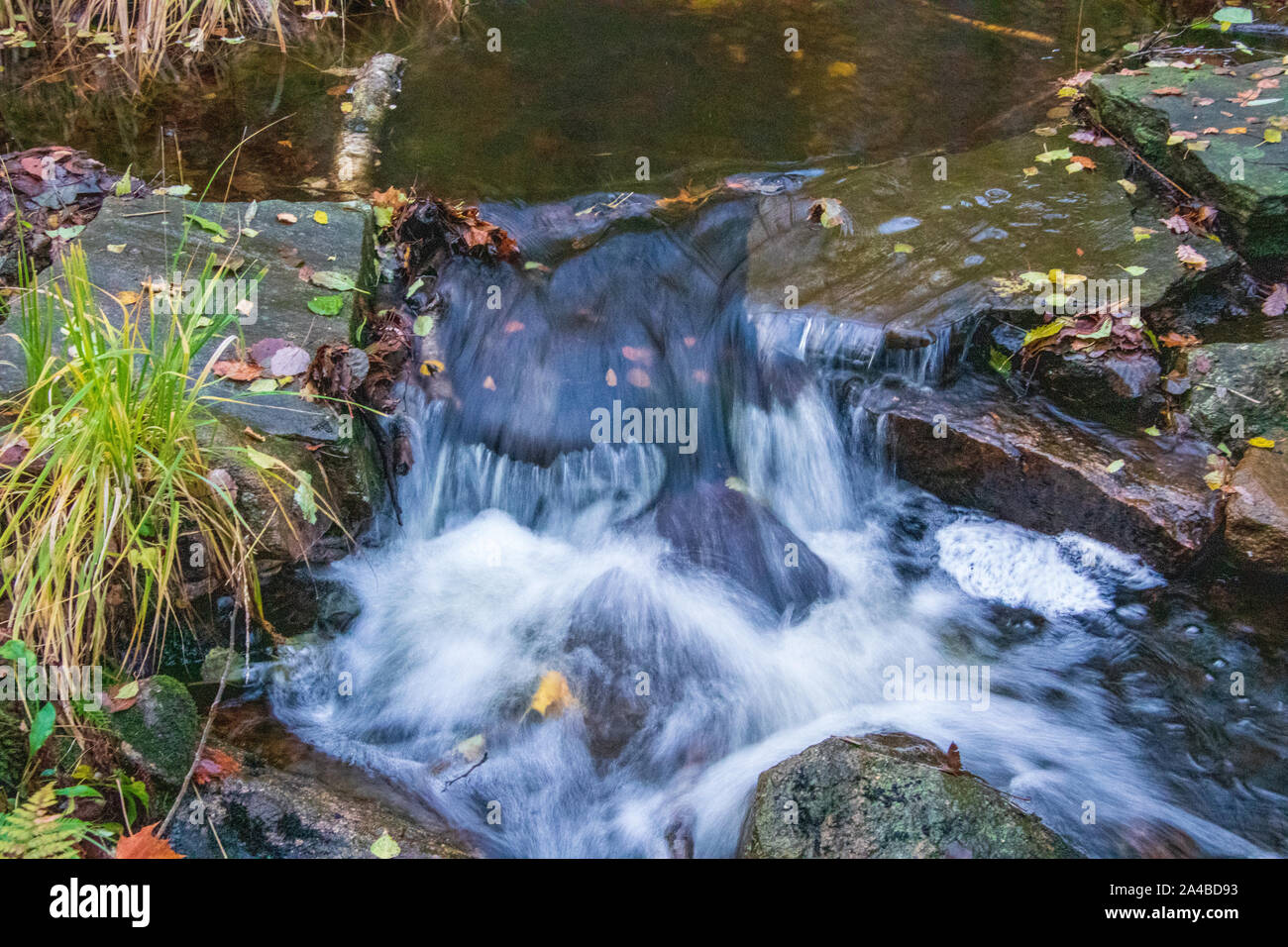 Small waterfall wallpaper hi-res stock photography and images - Alamy