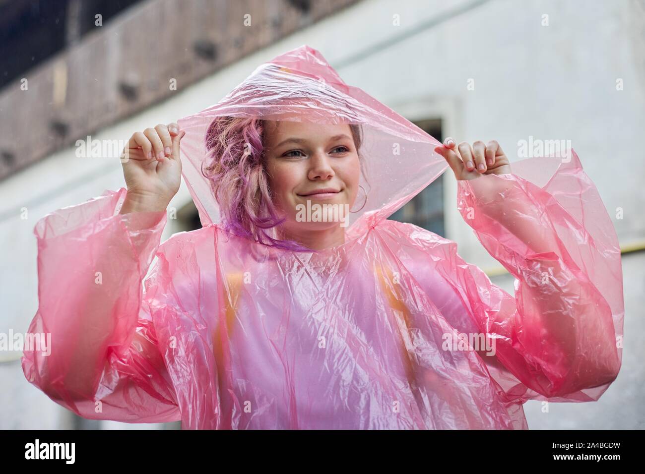 Girl walking in rain hi-res stock photography and images - Alamy