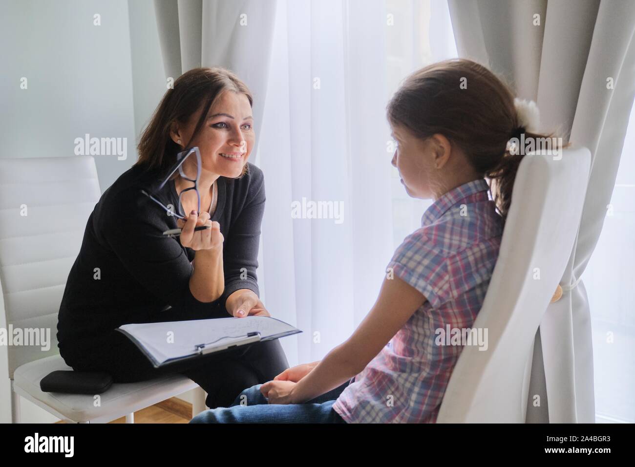 Social worker hi-res stock photography and images - Alamy