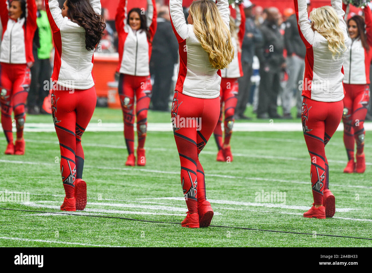Tampa bay buccaneers cheerleaders hi-res stock photography and images ...