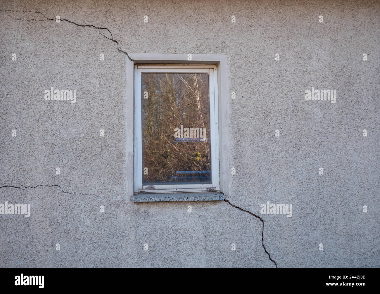 Building damage crack on a house wall Window Stock Photo - Alamy