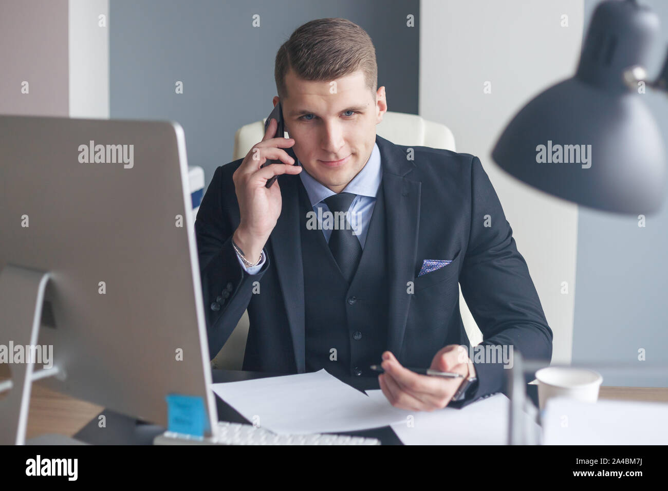 Deal desk hi-res stock photography and images - Alamy