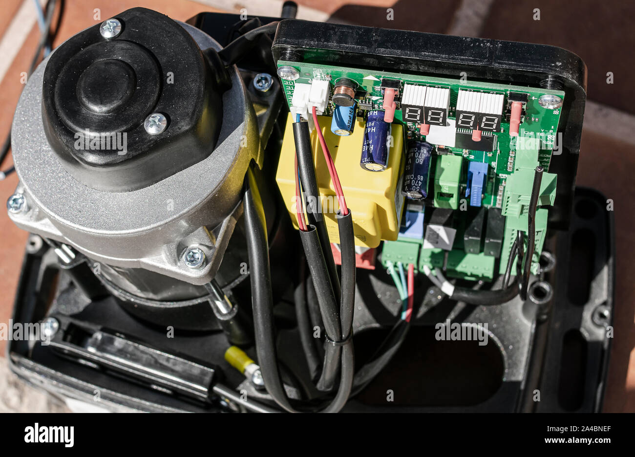 Installation of an electric motor to which the top cover is removed ...