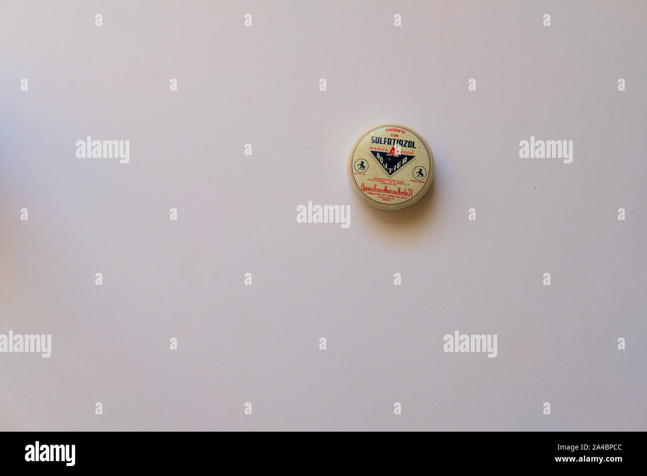 Tin container of Unguento Sulfatiazol Rojtier (Sulfathiazole), made by ...