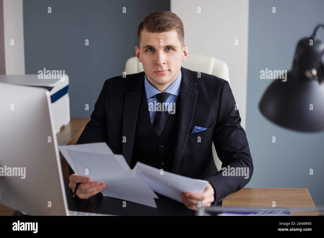 Reading contract hi-res stock photography and images - Alamy