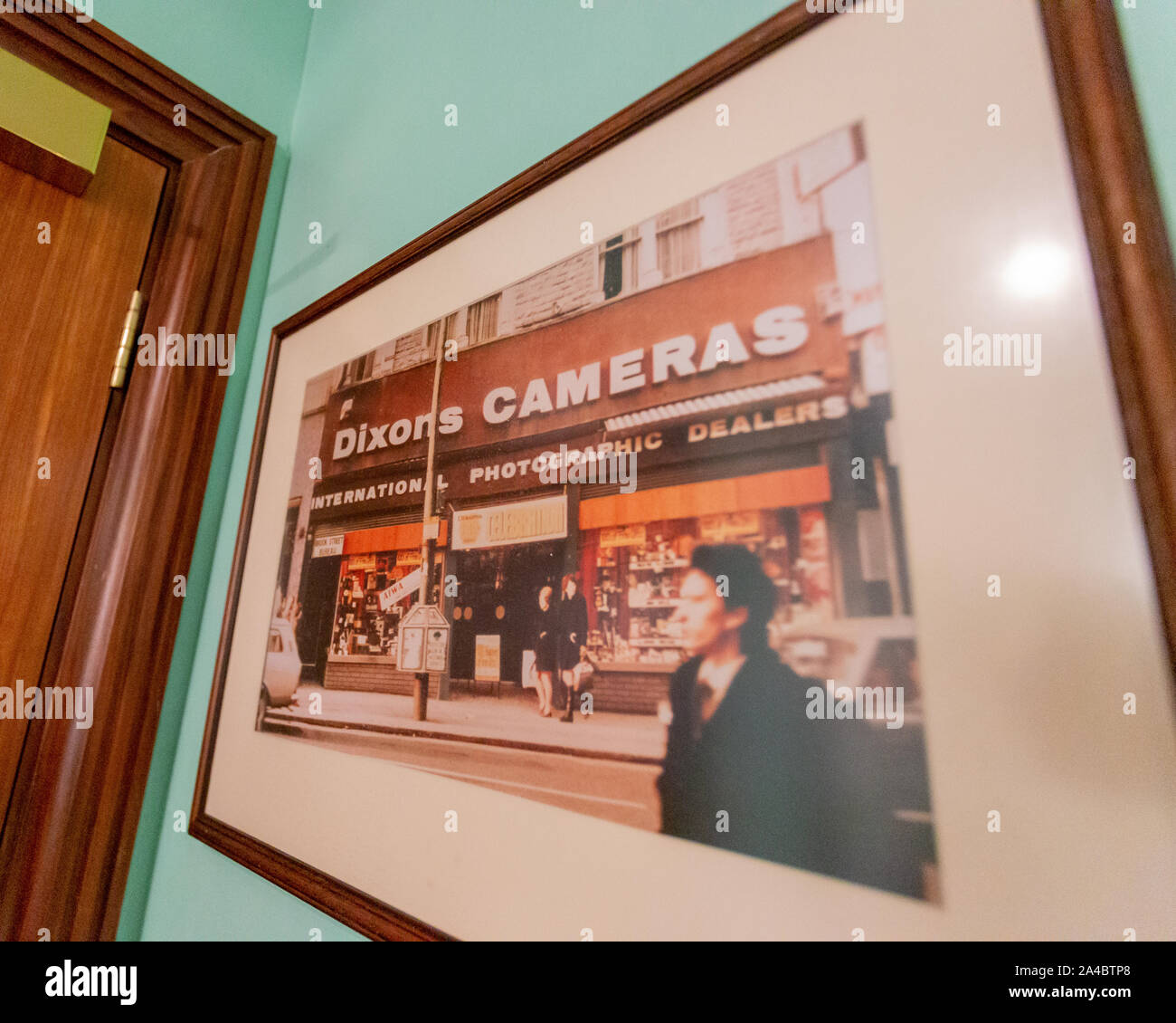 Edgware road shops hi-res stock photography and images - Alamy