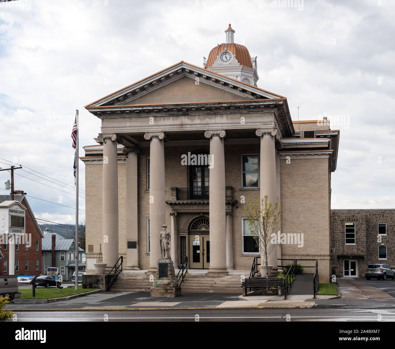 Hampshire county courthouse hi-res stock photography and images - Alamy