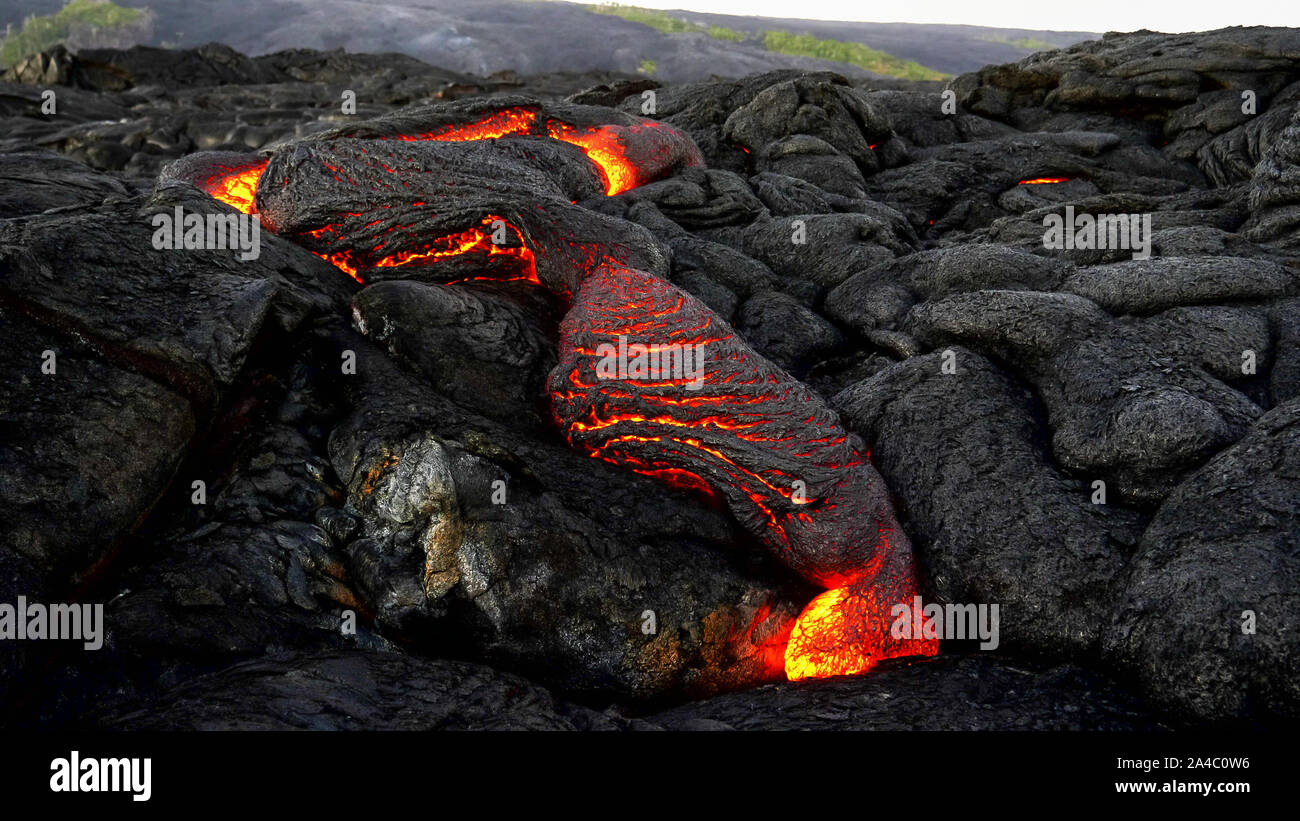 Lava flowing from kilauea volcano hi-res stock photography and images ...