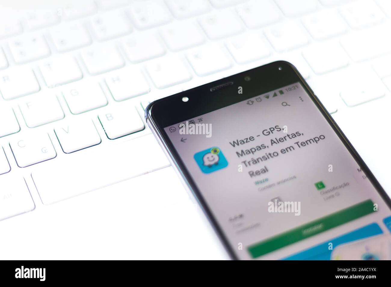 Waze logo hi-res stock photography and images - Alamy