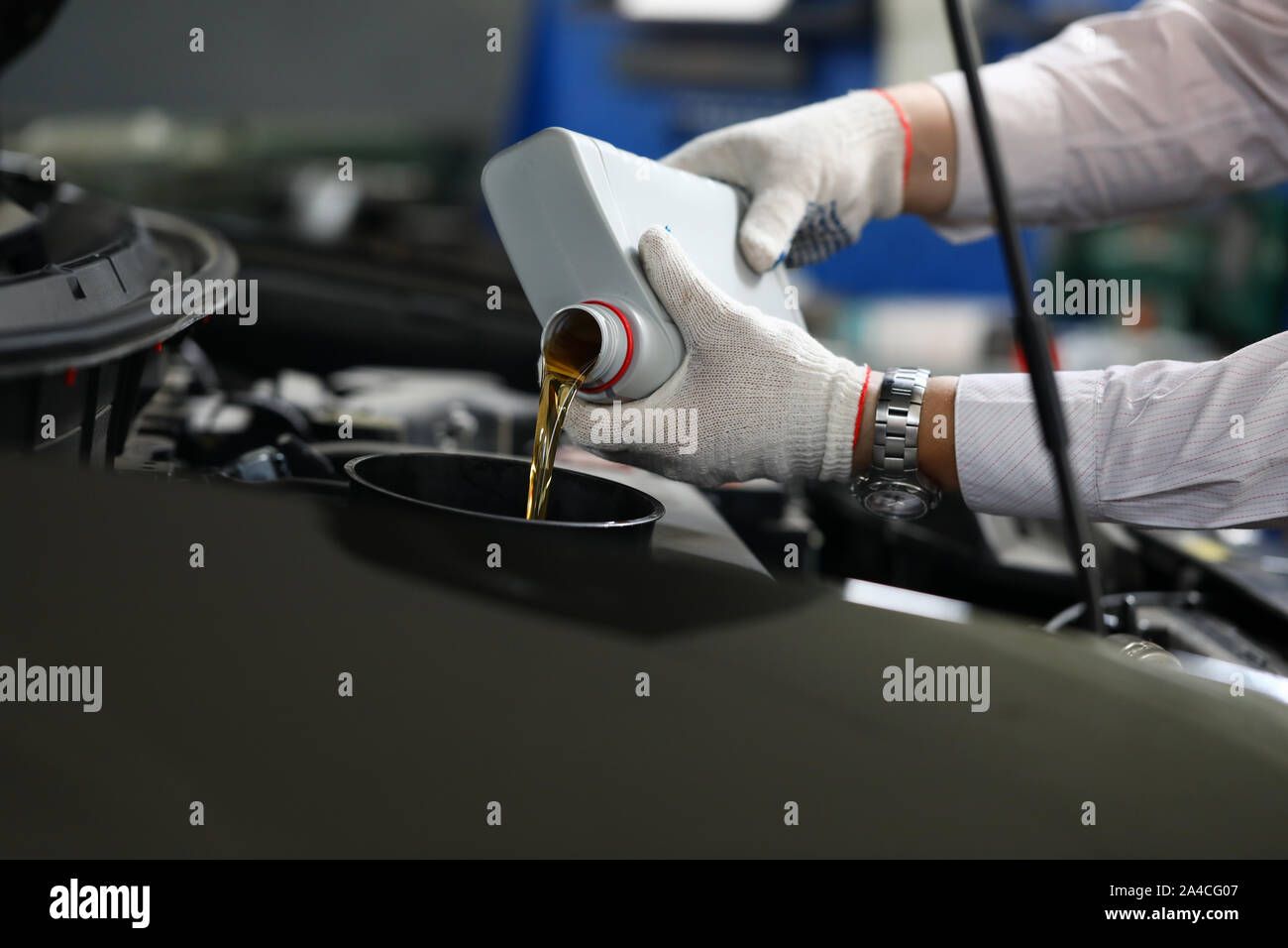 Oil change hi-res stock photography and images - Alamy