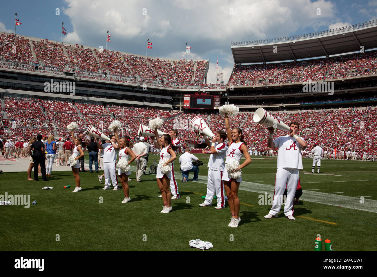 Alabama cheerleaders hi-res stock photography and images - Alamy