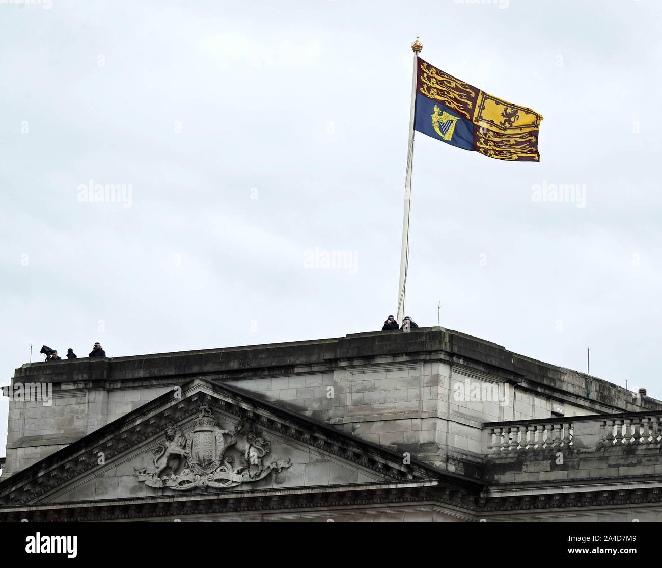 Police on roof buckingham palace hi-res stock photography and images ...