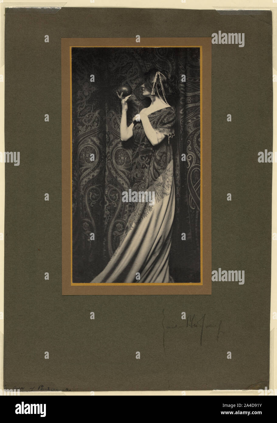 The odor of pomegranates / Zaida Ben Yusuf Stock Photo - Alamy