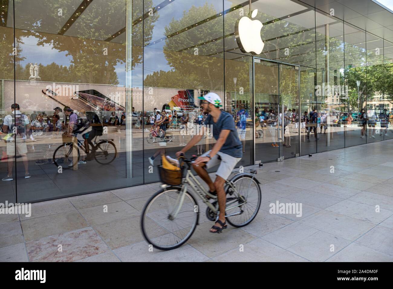 Center store hi-res stock photography and images - Alamy