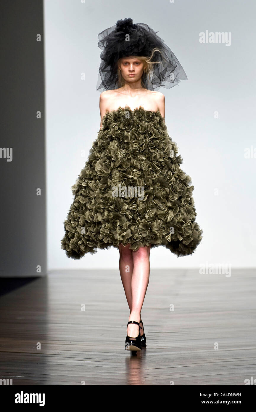 Very skinny model catwalk hi-res stock photography and images - Alamy
