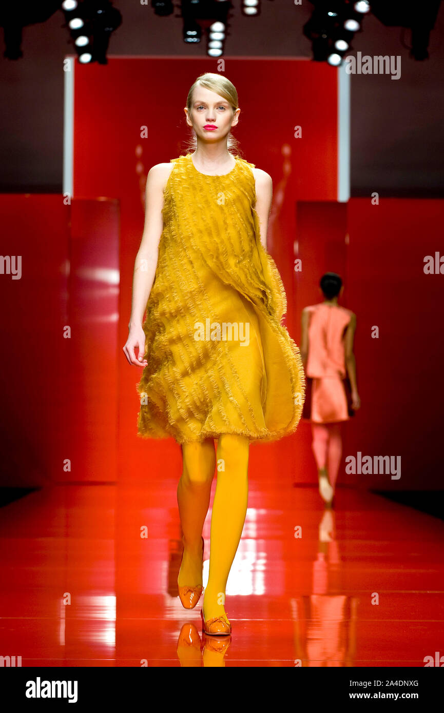 Very skinny model catwalk hi-res stock photography and images - Alamy