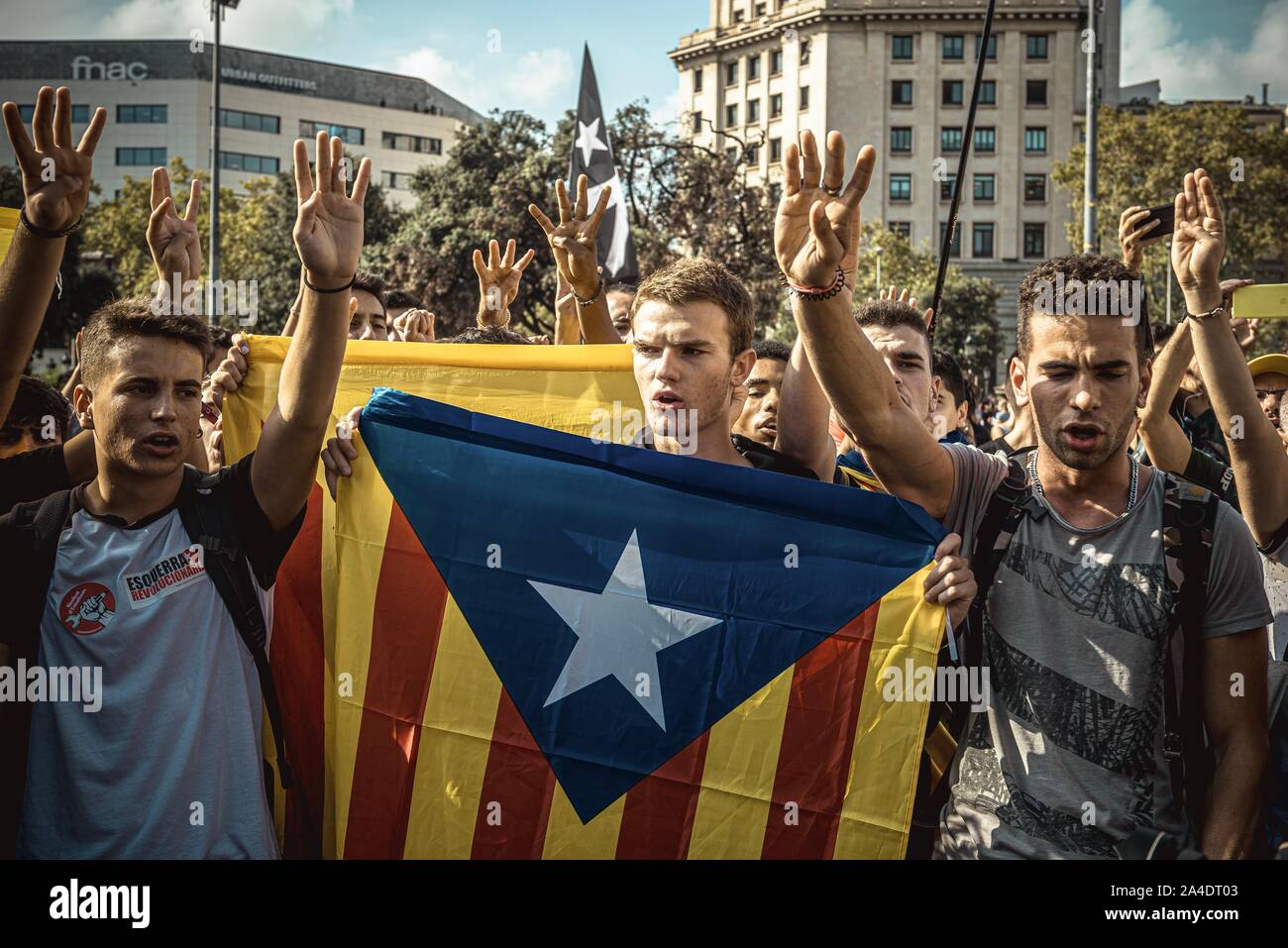 Barcelona, Spain. 14th Oct, 2019. Catalan separatists shout slogans as ...