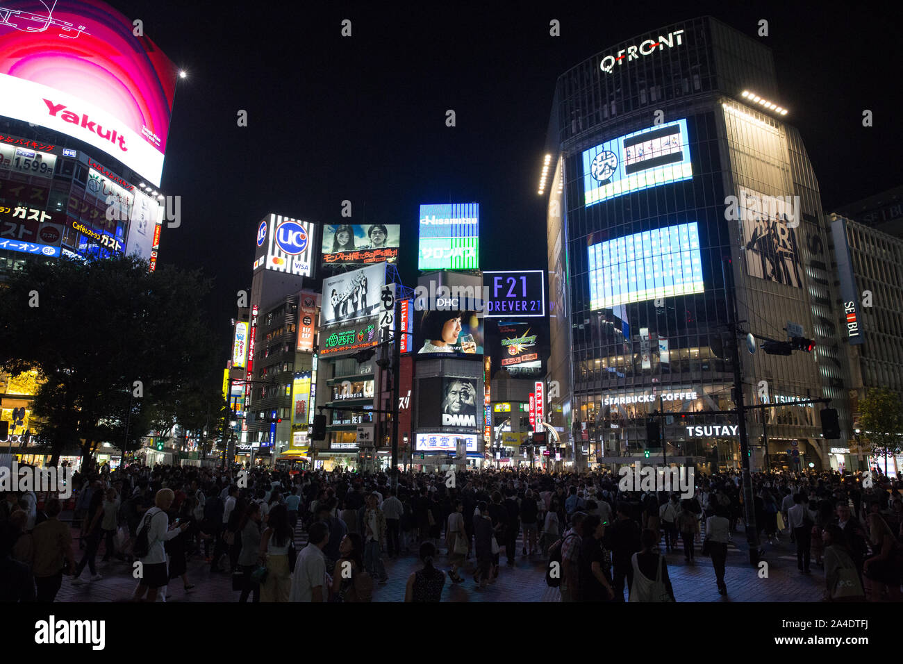 A view of the famous Shibuya scramble crossing in Tokyo Stock Photo - Alamy