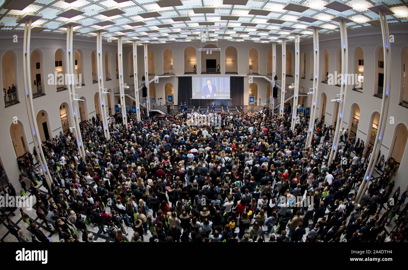 First semester welcome college hi-res stock photography and images - Alamy
