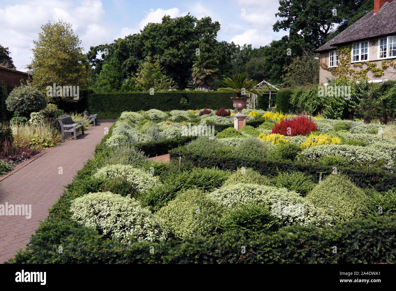 Walled garden shrubbery hi-res stock photography and images - Alamy