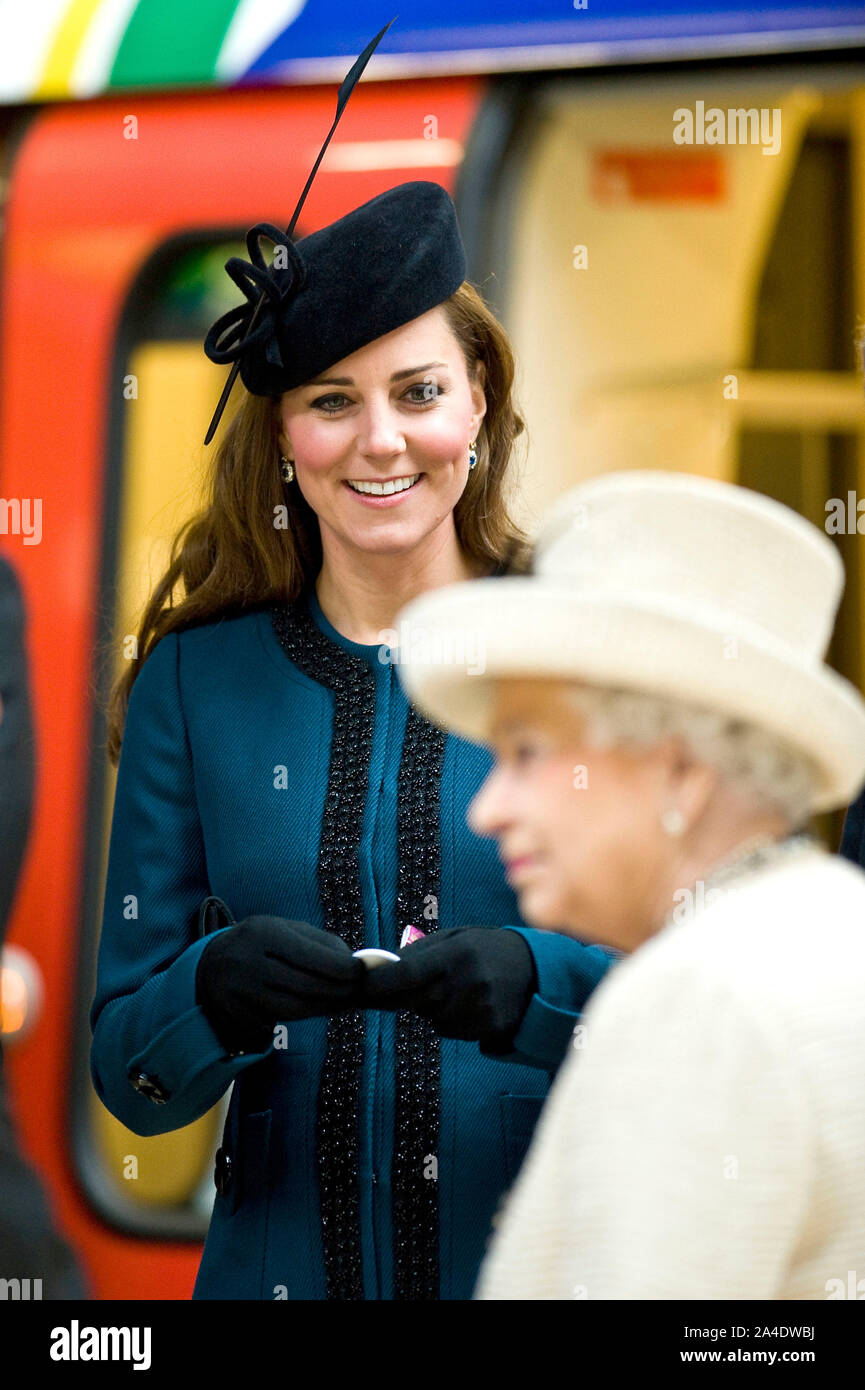 Queen elizabeth black teeth hi-res stock photography and images - Alamy