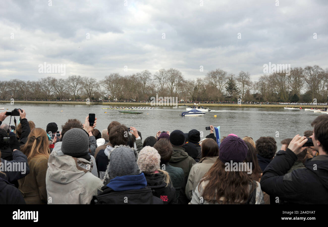 Rowers rowing river thames general view hi-res stock photography and ...