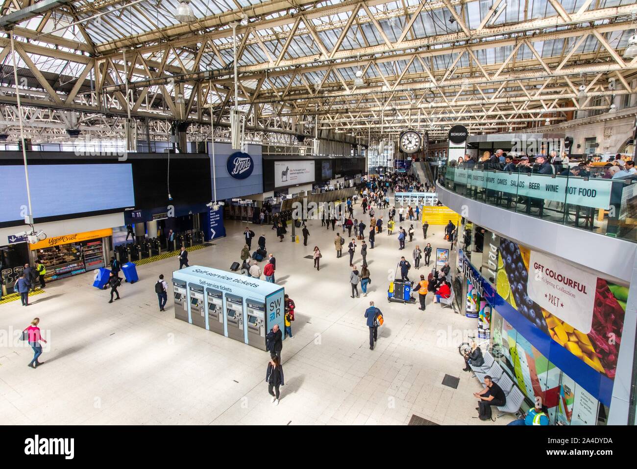 CONCOURSE, WATERLOO STATION, LONDON, ENGLAND Stock Photo - Alamy