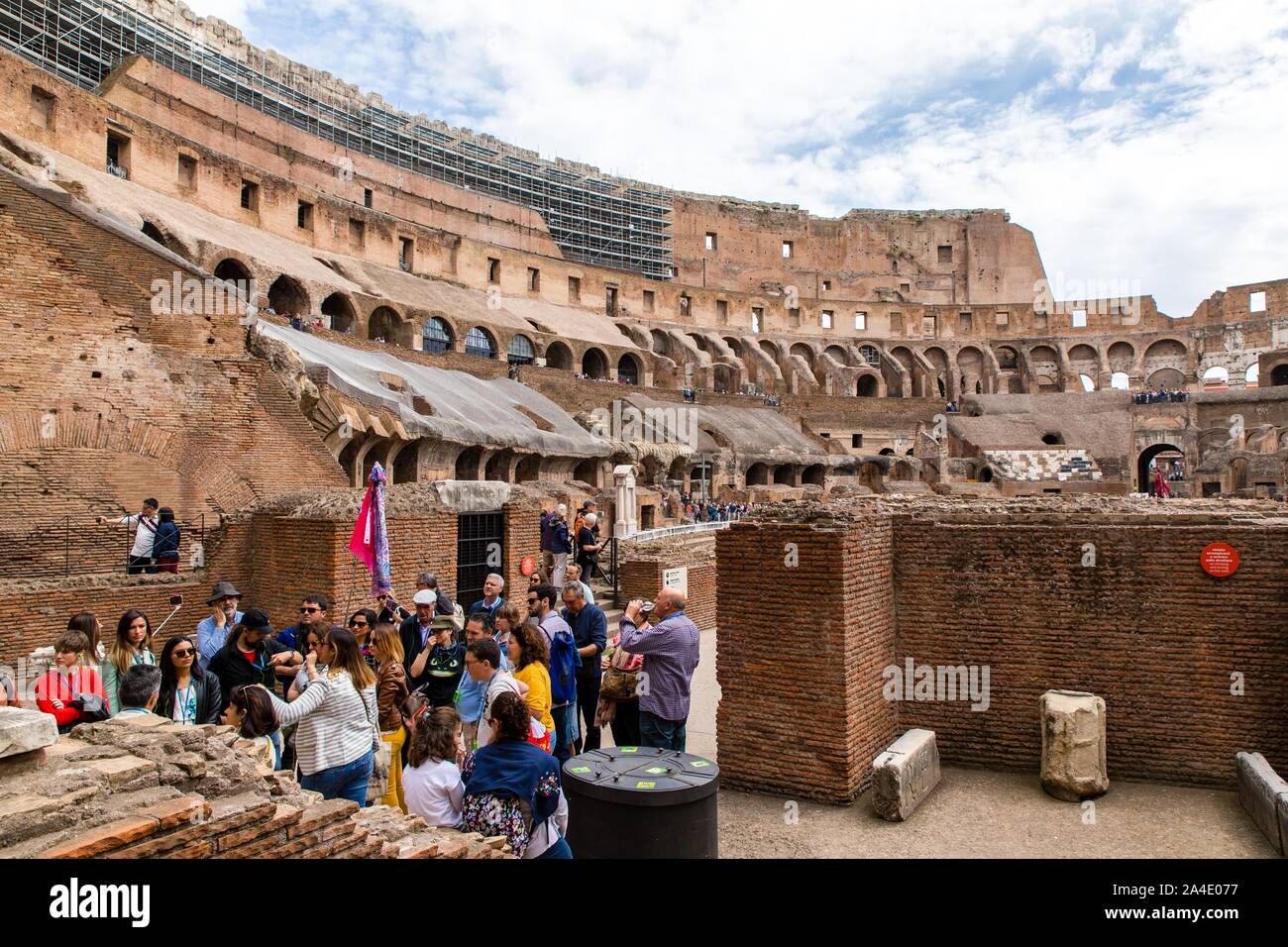 MASS TOURISM, GROUP OF VISITORS, COLOSSEUM, ROME, ITALY, EUROPE Stock ...