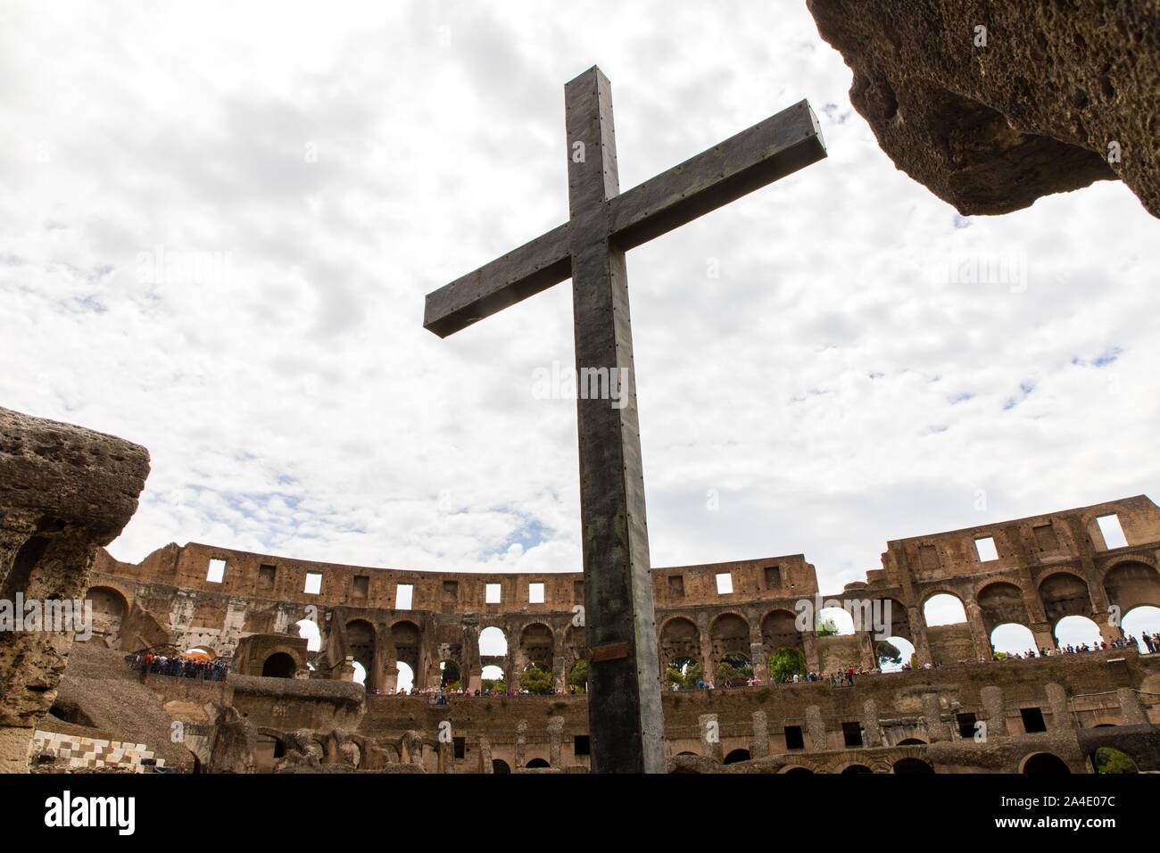 CHRISTIAN CROSS, COLOSSEUM, ANCIENT ROMAN AMPHITHEATER, ROME, ITALY ...