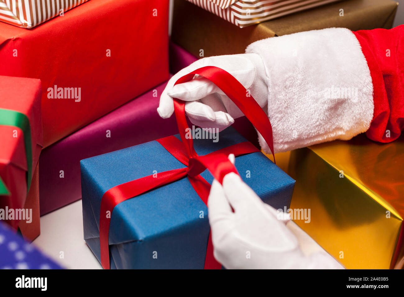 Blue gift wraps hi-res stock photography and images - Alamy