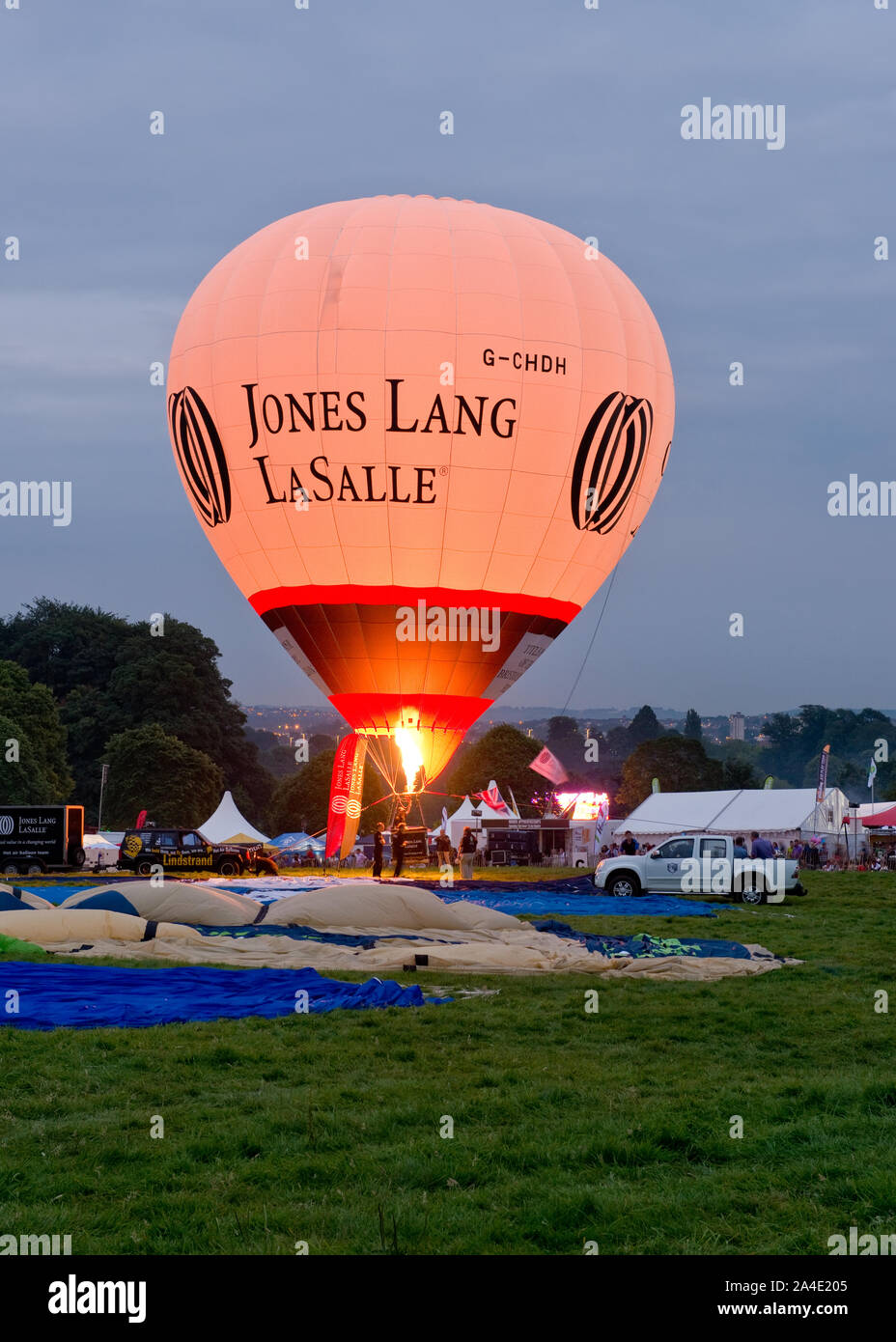 Inflating hot air balloon "Jones Lang LaSalle" for evening light ...