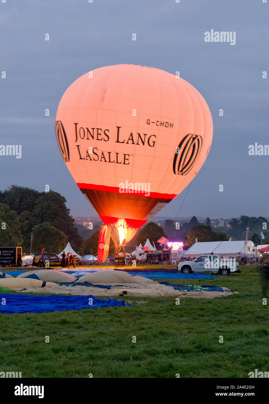 Inflating hot air balloon "Jones Lang LaSalle" for evening light ...