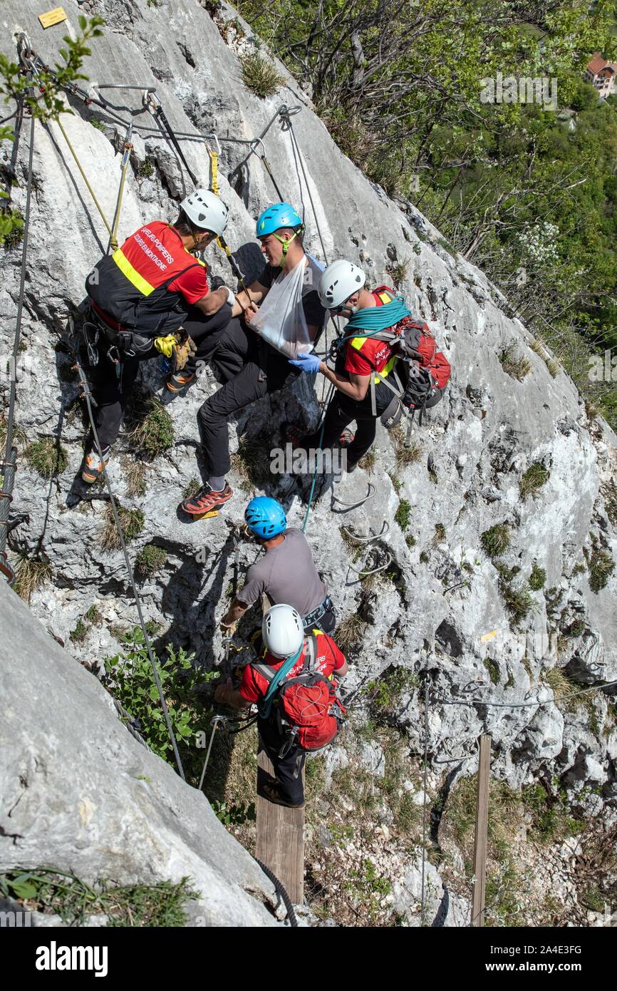 SETTING OF A SPLINT, INTERVENTION BY THE MOUNTAIN RESCUE TEAM FOR A ...