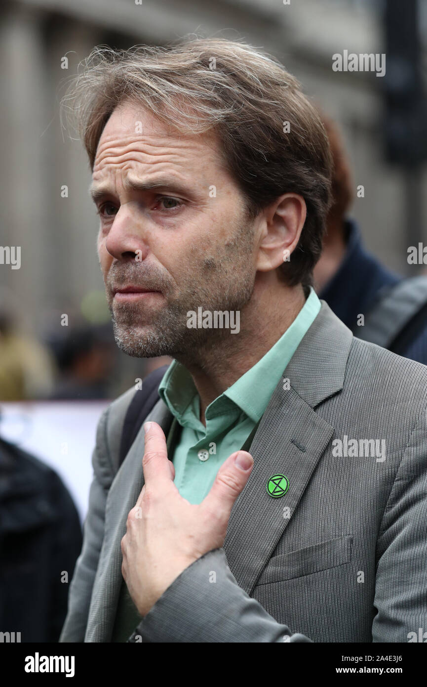 Protesters block road outside mansion house hi-res stock photography ...