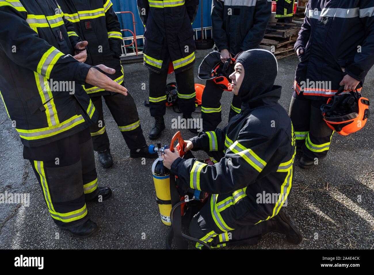 TRAINING OF FIREFIGHTERS IN THE USE OF A SELF-CONTAINED BREATHING ...