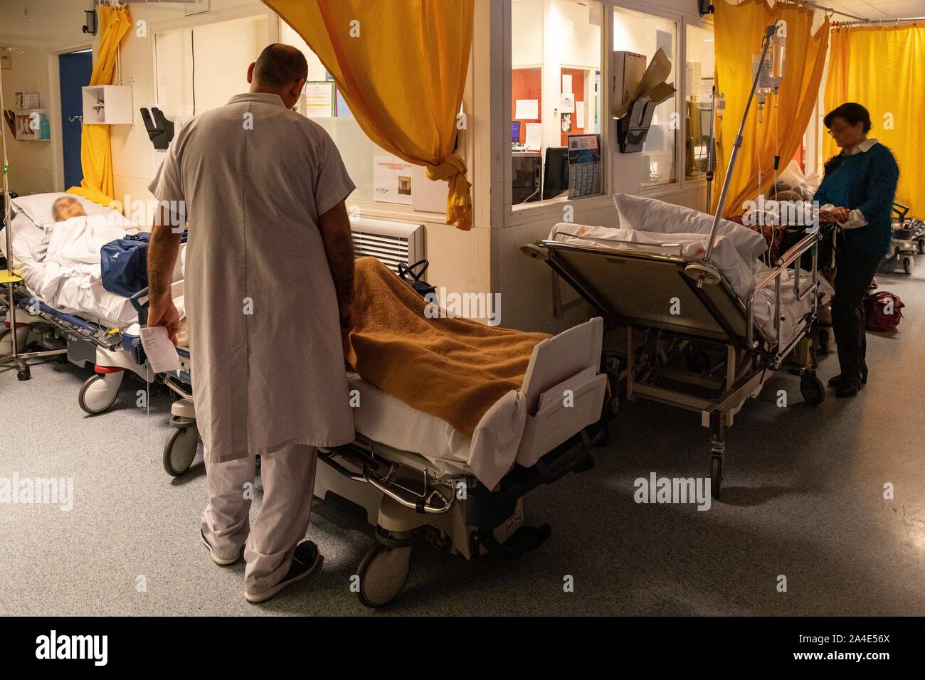 Hospital emergency room packed hi-res stock photography and images - Alamy