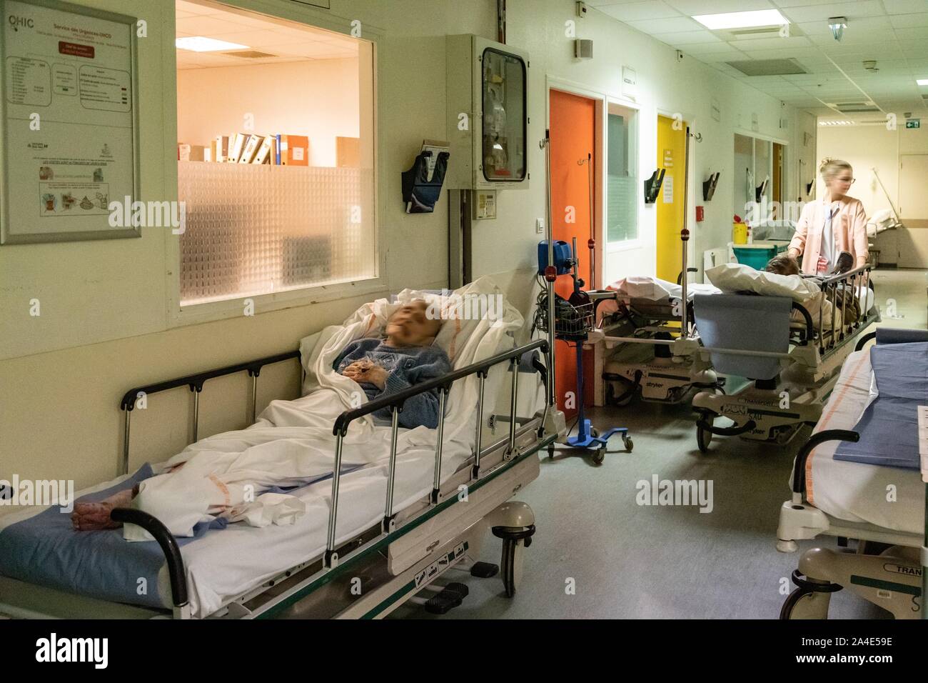 OVERLOAD AND CROWDING, PATIENTS WAIT IN THE CORRIDOR, EMERGENCY ROOM OF ...